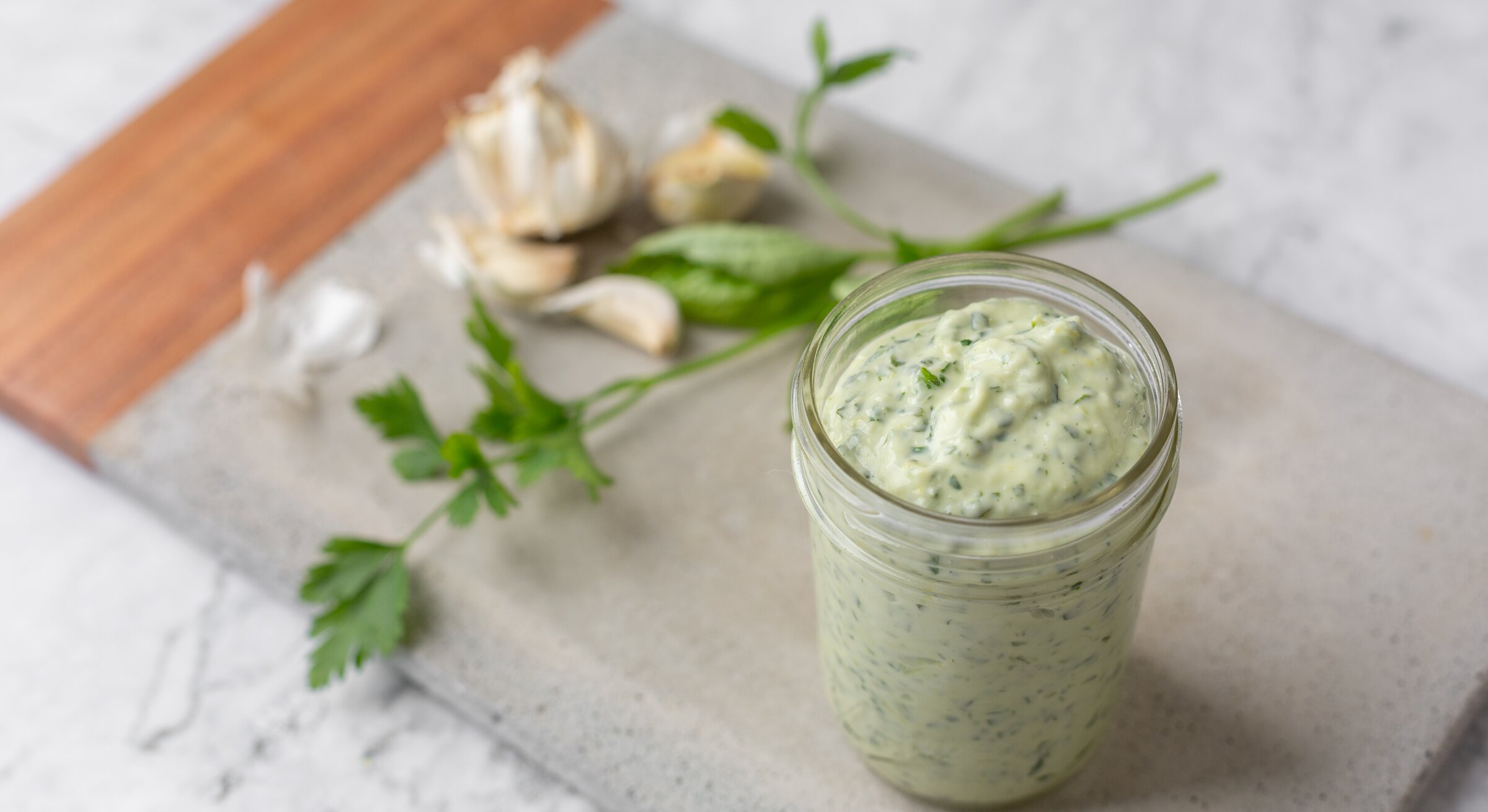 Leuchtender Green Goddess Dip mit frischen Kräutern