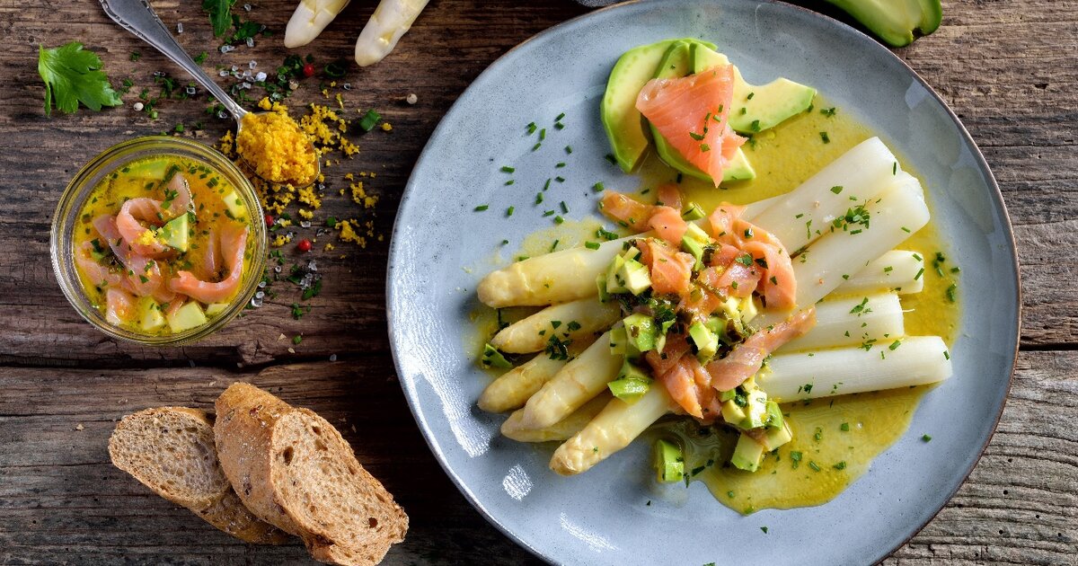 Knackiger Spargel mit Lachs und Avocado-Ei Salat an Zitronenbutter.