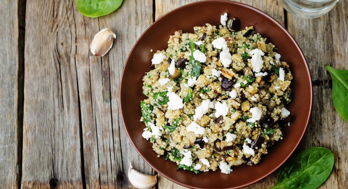 Quinoa mit Aubergine, Feta und Spinat – orientalisch gewürzt
