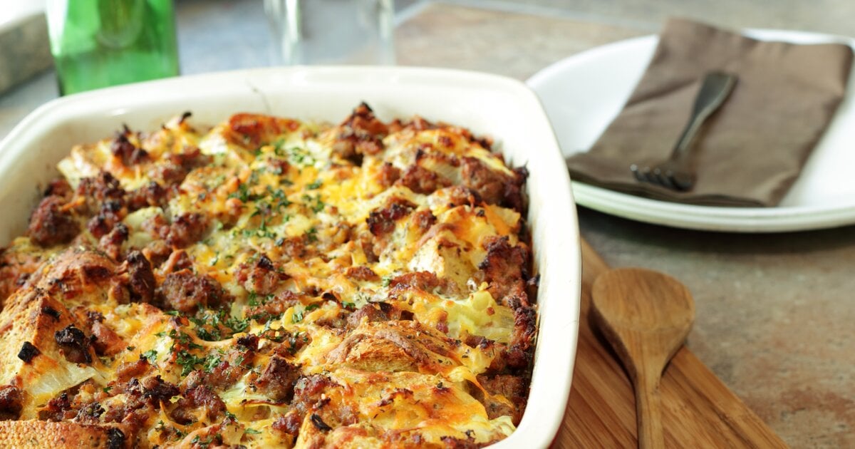 Brotauflauf mit Hack & Käse: Zünftiges Rezept für Resteverwertung