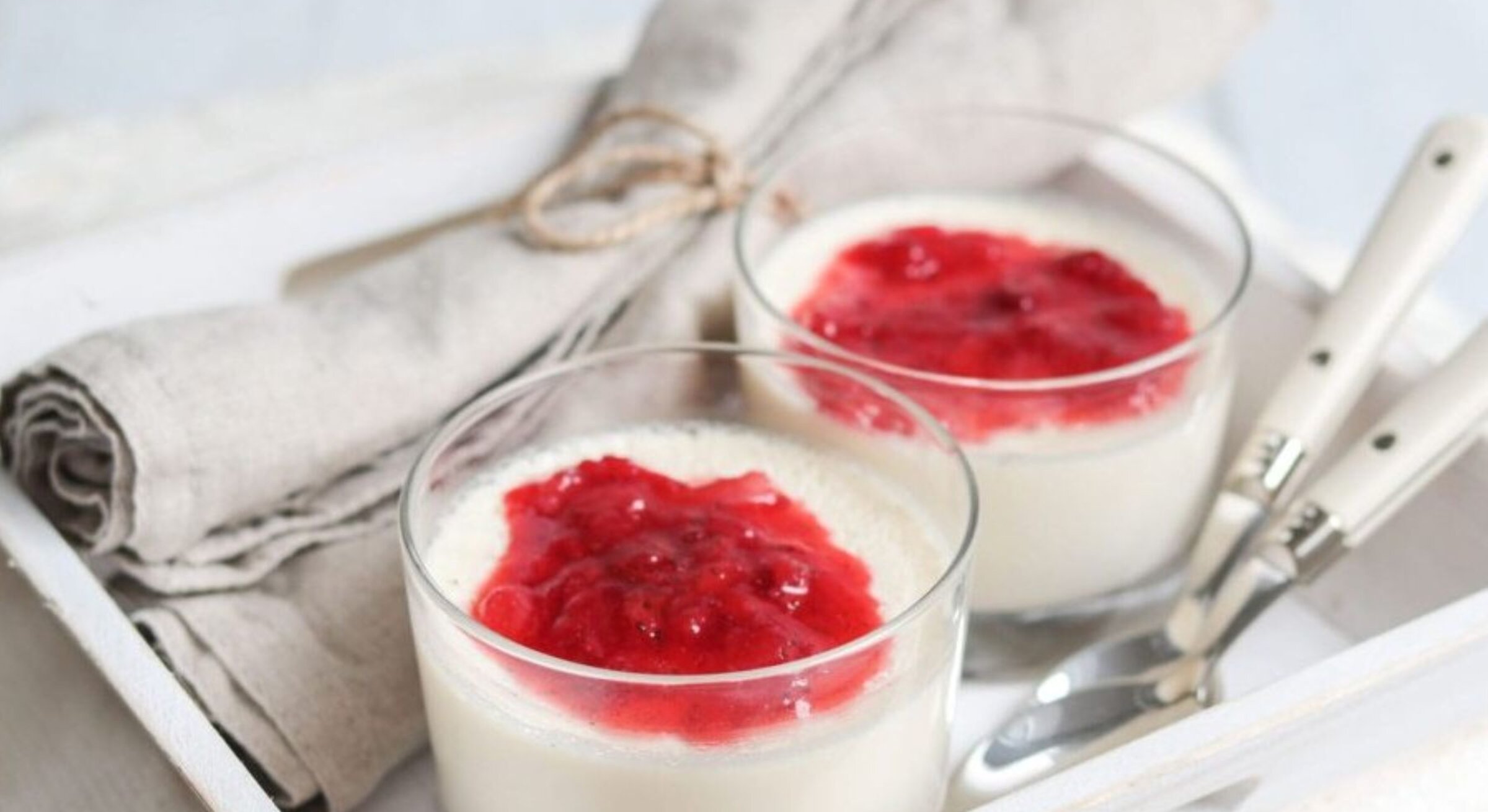 Panna Cotta: Klassisches Dessert mit Erdbeersoße